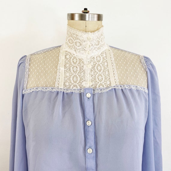 1970s Gunnies Sheer Blue and White Lace Collar Long S… - Gem