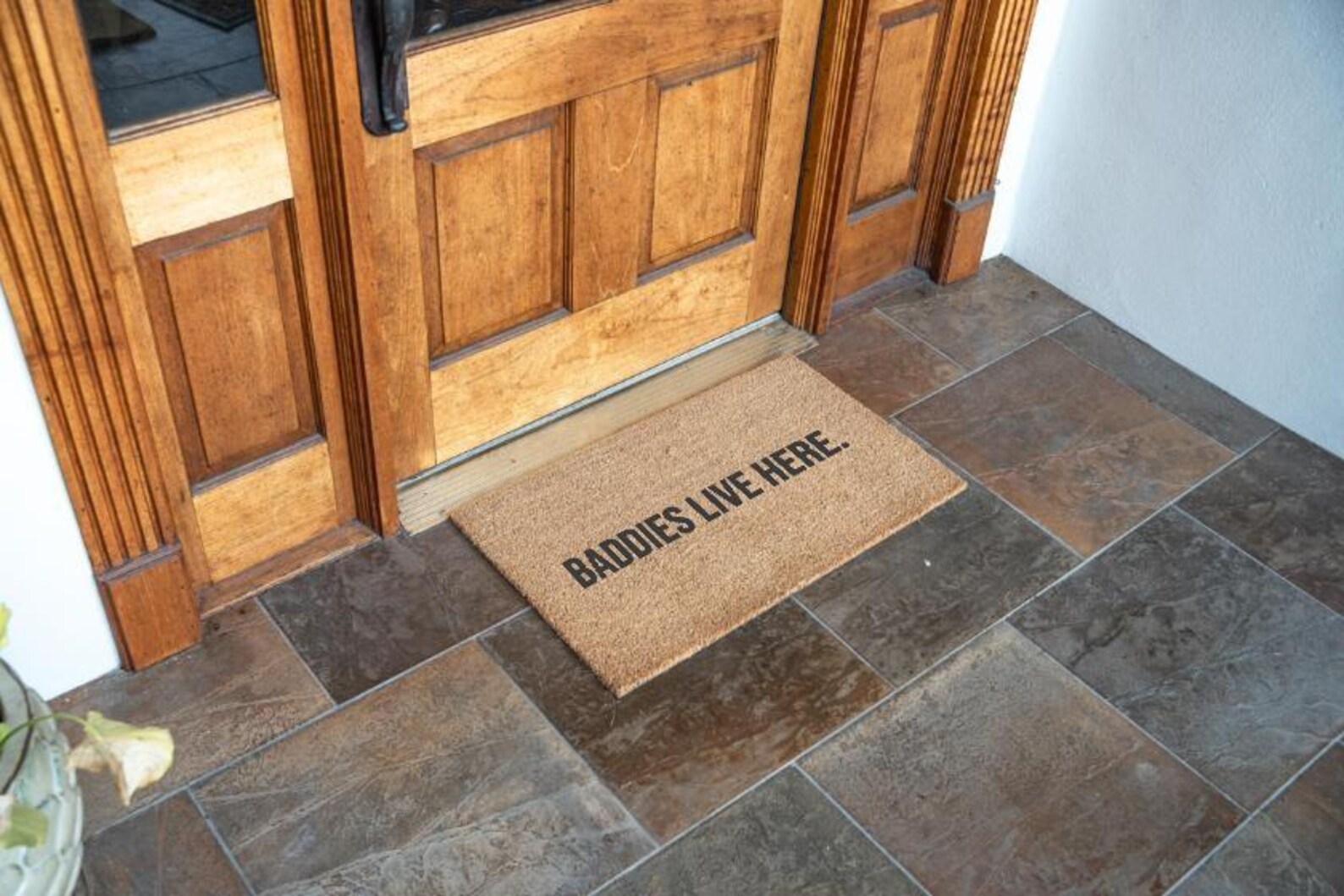 Baddies Live Here Doormat: Funny Welcome Mat - Bold Apartment Decor - Etsy