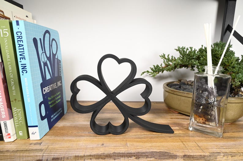 Minimalist Shamrock Decor: St. Patrick's Day Line Art - Etsy
