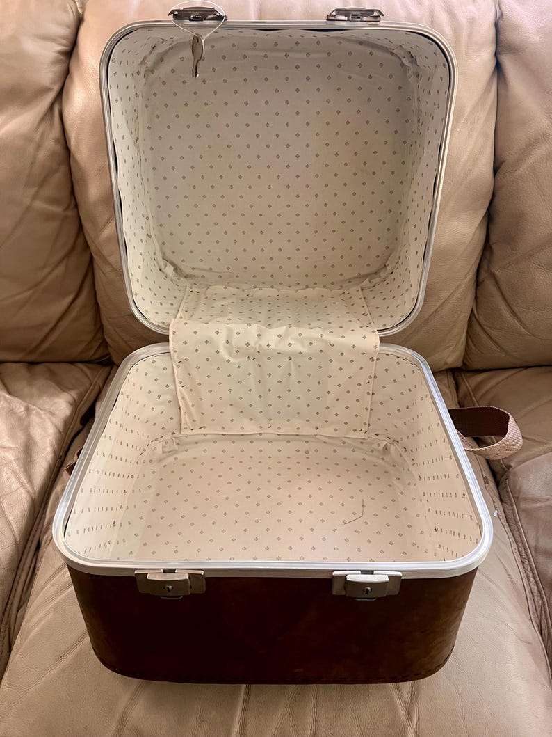 Vintage Brown Vinyl Sewing Machine Case With Strap and Locks – Retro ...