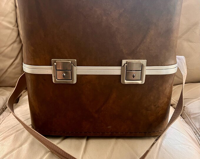 Vintage Brown Vinyl Sewing Machine Case With Strap and Locks – Retro ...