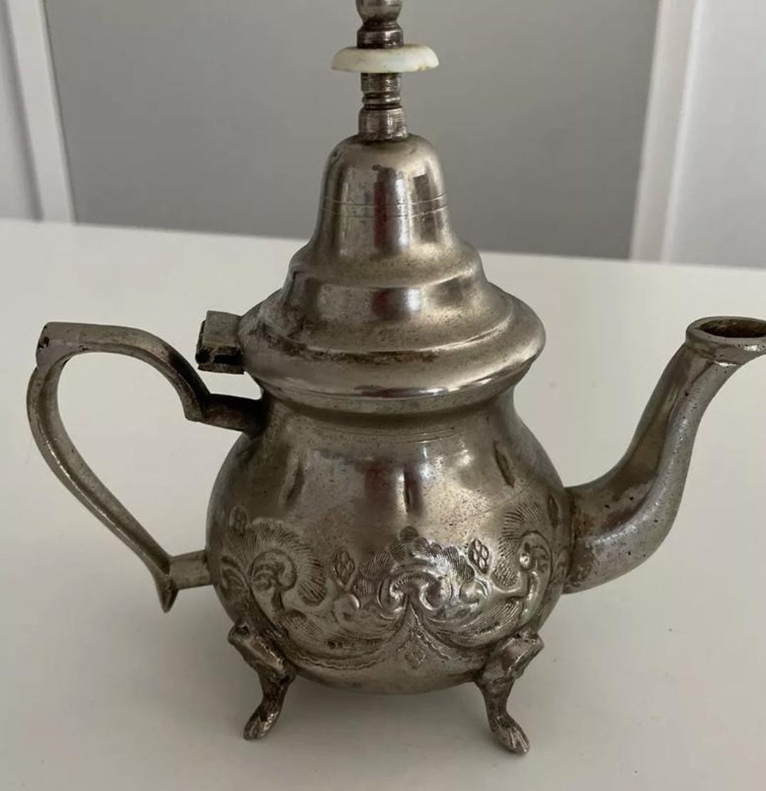 Théière marocaine ancienne en métal argenté faite main traditionnelle ...