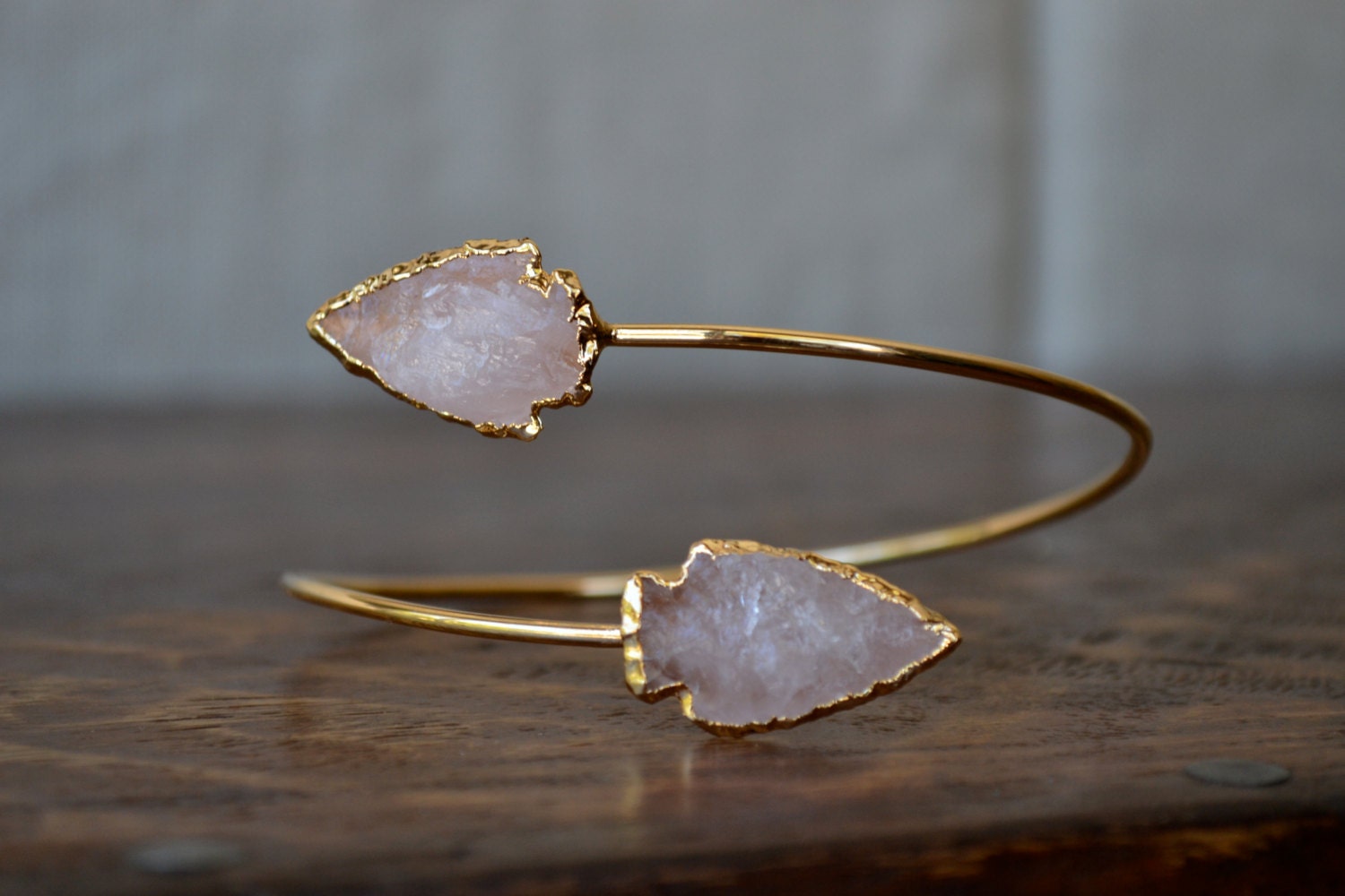 QUARTZ ARROWHEAD ARMBAND /// Gold Armband, Silver Band, Quartz ...