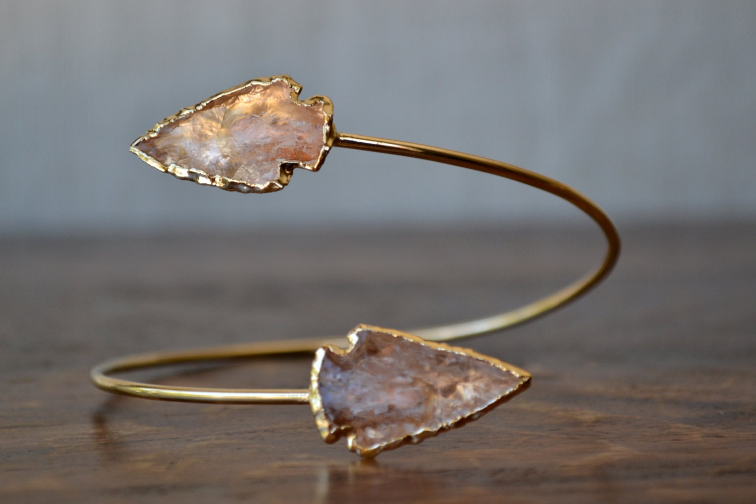 QUARTZ ARROWHEAD ARMBAND /// Gold Armband, Silver Band, Quartz ...
