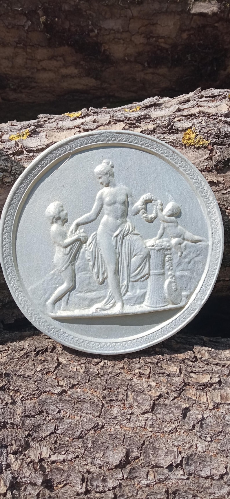 Targa vintage in argento con bassorilievo raffigurante ninfe e putti ...