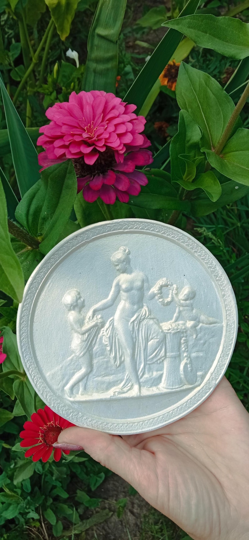 Targa vintage in argento con bassorilievo raffigurante ninfe e putti ...