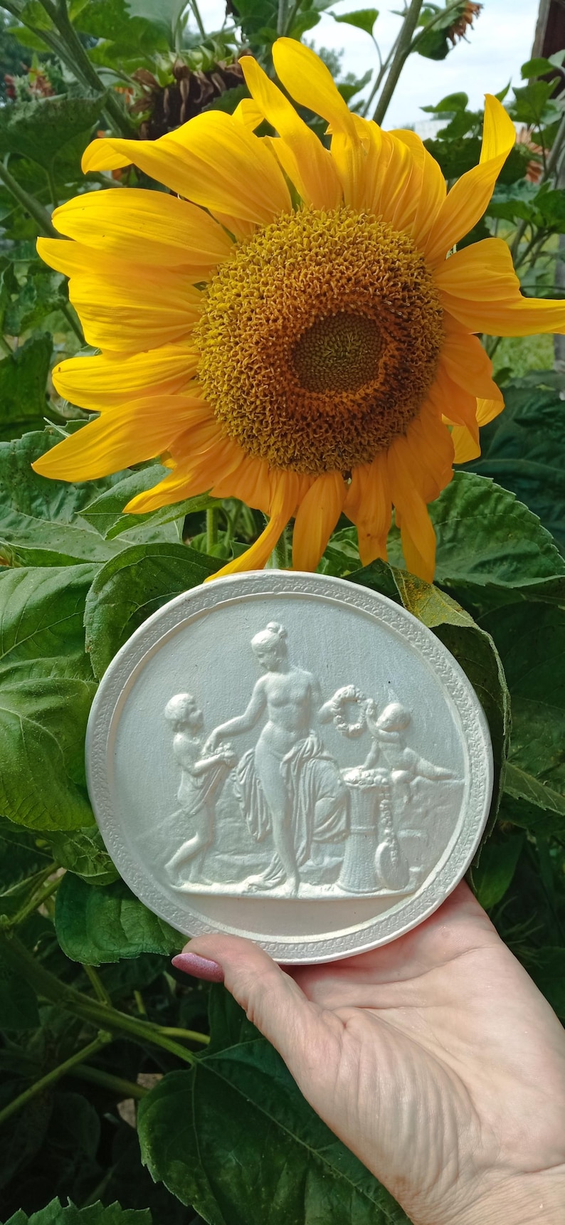 Targa vintage in argento con bassorilievo raffigurante ninfe e putti ...