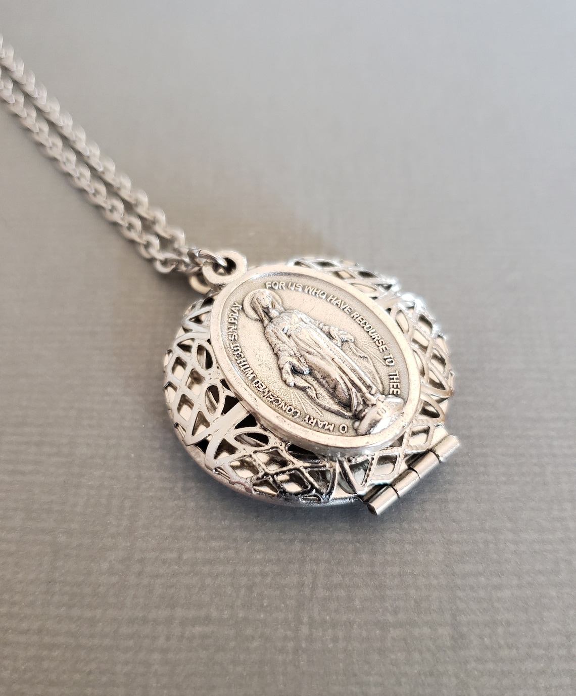 Collar de medallón católico regalo de joyería católica Virgen | Etsy