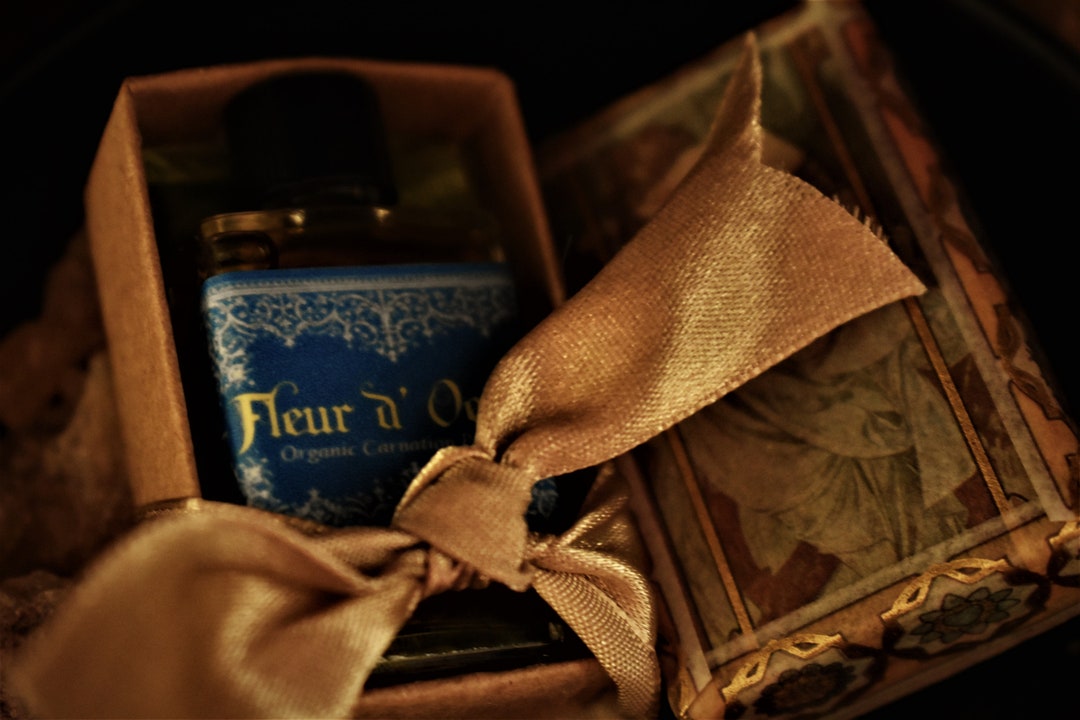FLEUR D'oeillet | Botanical Perfume |\ Blue Carnation Perfume ...