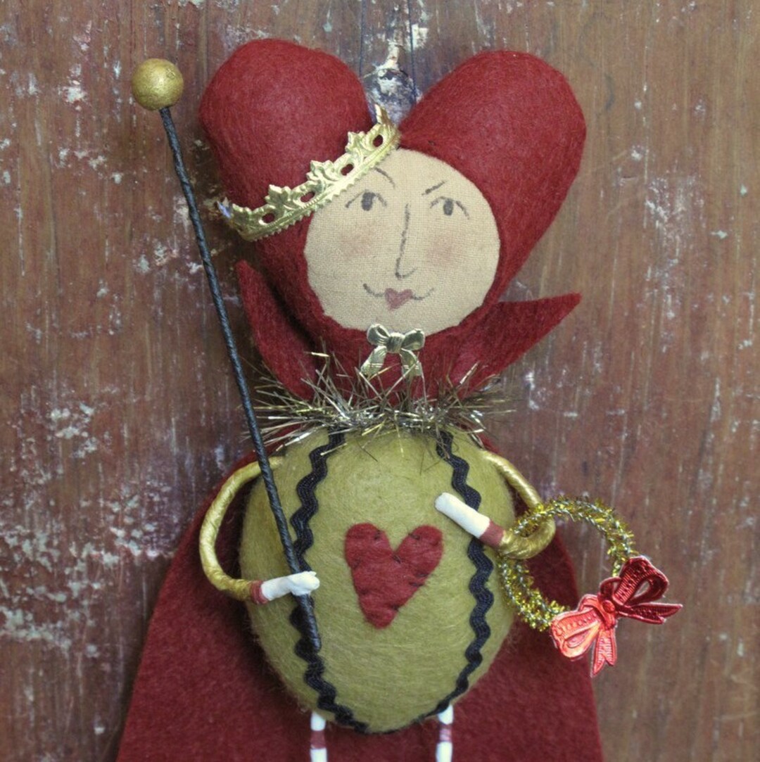 PDF DOWNLOAD DIY - the Red Queen Alice in Wonderland Ornament Pattern ...