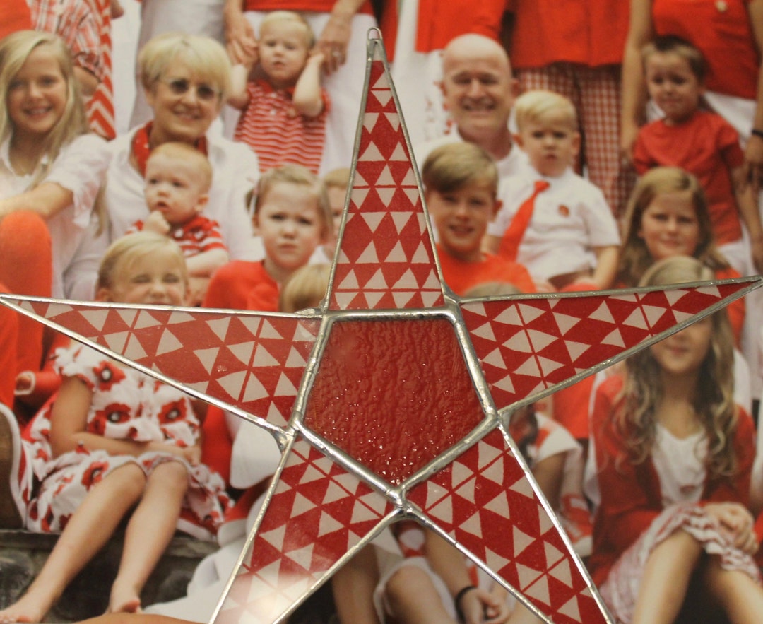 Red and White Family Star- 10 Inch Red Lacquered Glass Points With Red ...
