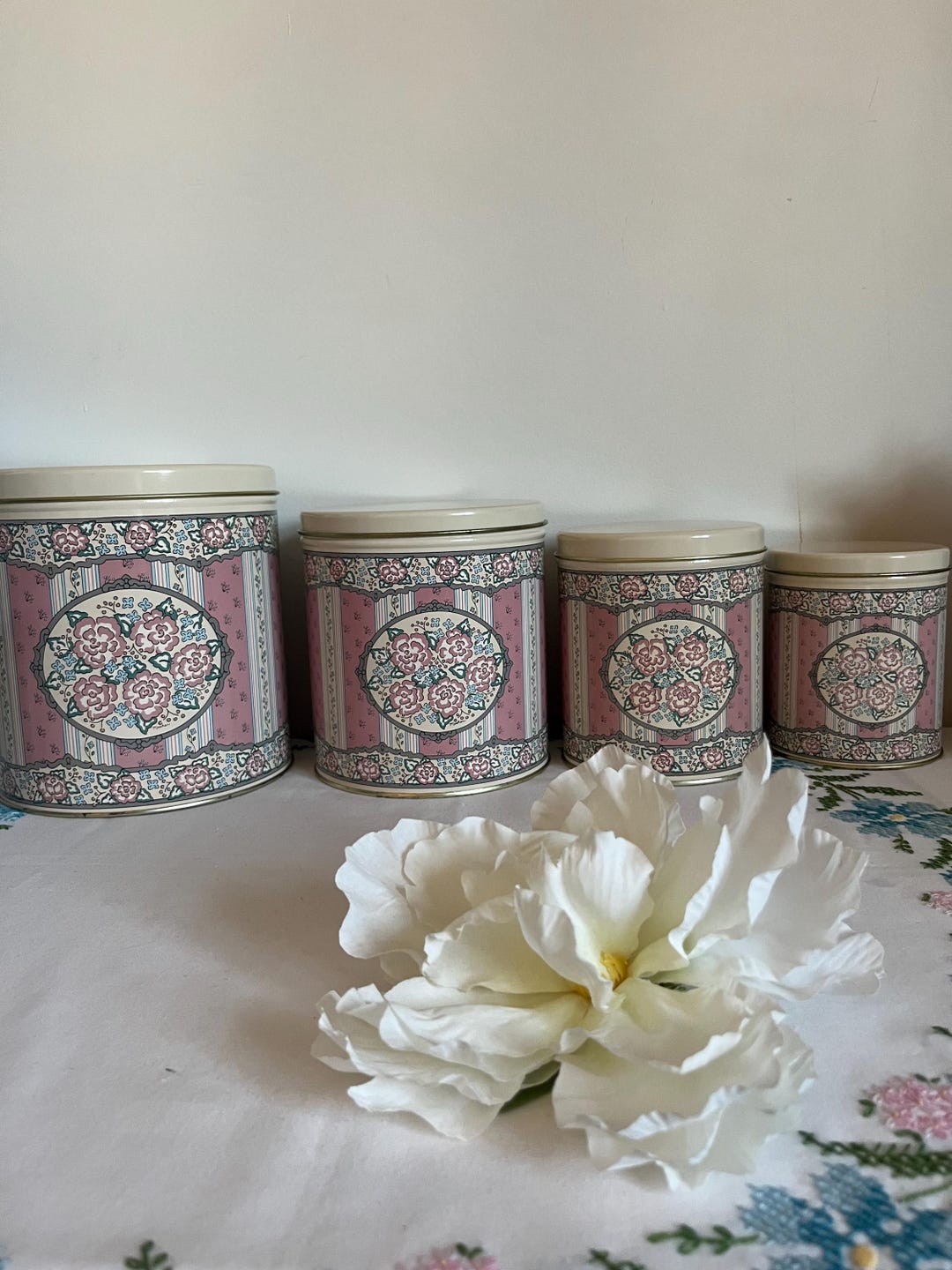 Vintage Set of Four Nesting Tins - Etsy