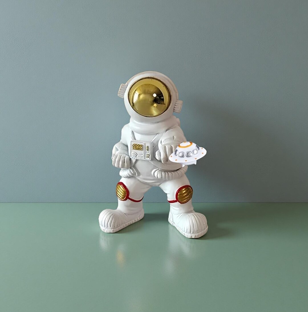 Astronaut Punching UFO Statue – Space-themed Boxing Astronaut Figurine ...