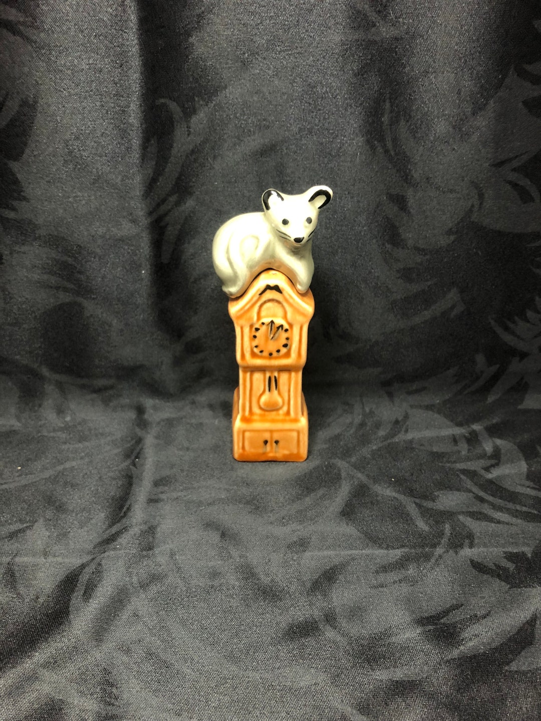 Hickory Dickory Dock, Mouse on Clock Salt and Pepper Shakers - Etsy