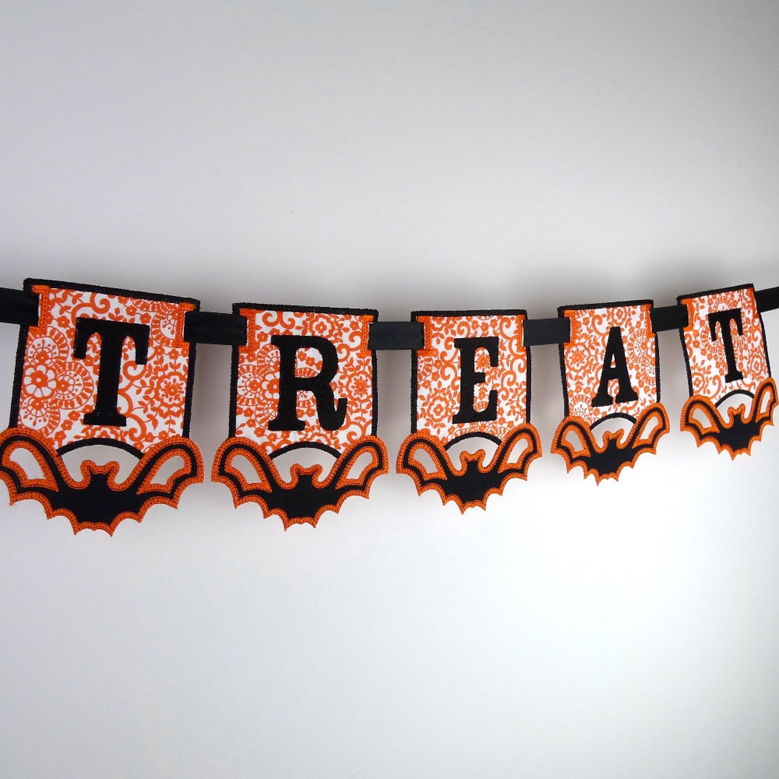 Halloween Bat Banner in the Hoop Banner Project Machine - Etsy