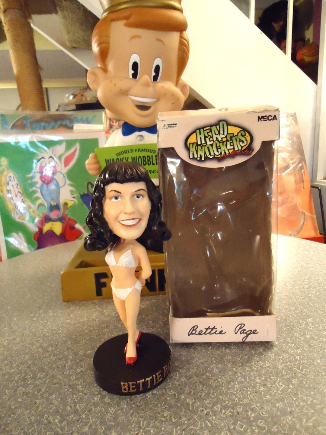NECA BOBBLE HEAD, Bettie Page, Headknocker, Nodder, Resin Figure, White ...
