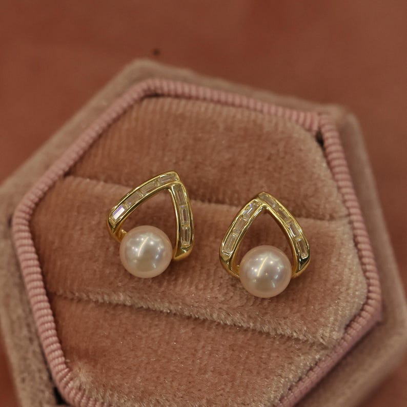 Mini aretes de perla de Akoya con detalles de circonitas bañadas en oro ...