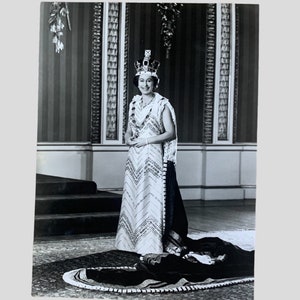 Queen Elizabeth Royal Regalia Buckingham Palace Black and White ...