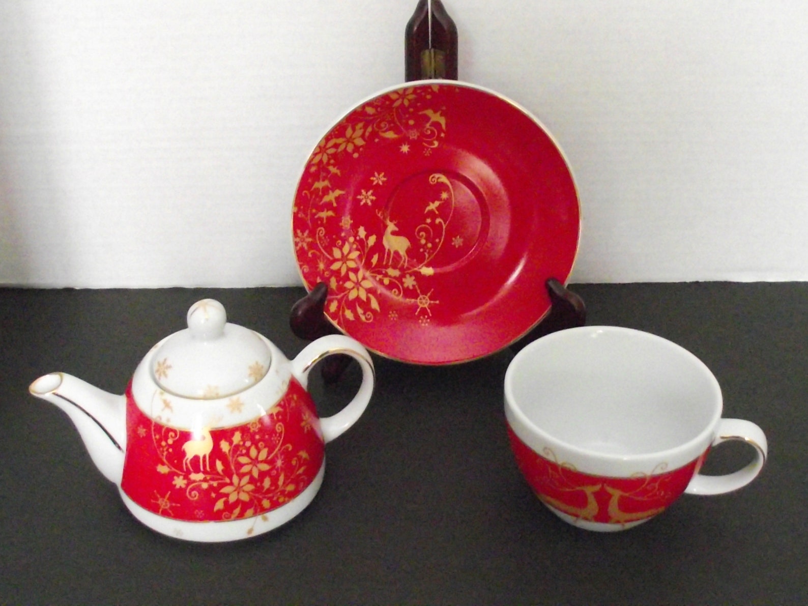 Sorelle Fine Porcelain Single Serve Tea Set Reindeer Red White Gold ...