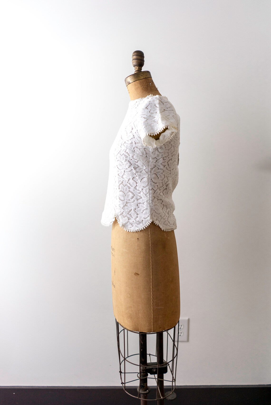 60 White Lace Blouse. Vintage 1960s Top. Scalloped. Floral. - Etsy