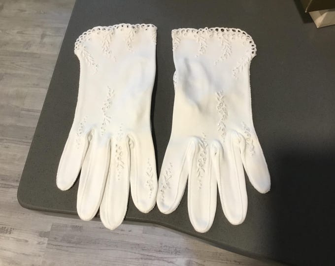 Vintage Gloves White Gloves With Embroidery/daisy Eyelet Detail Sweet ...