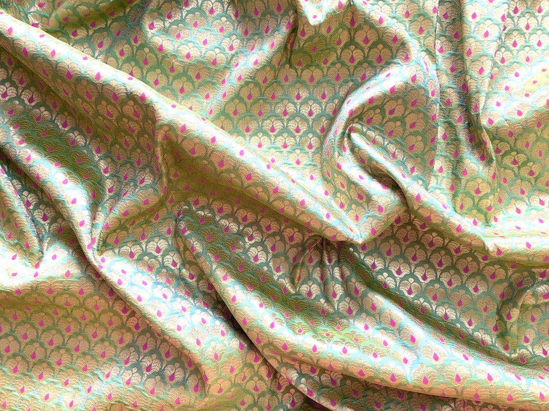 Indischer Brokat Stoff, Hellgrünes Brokat mit Gold und Rosa Motiven ...