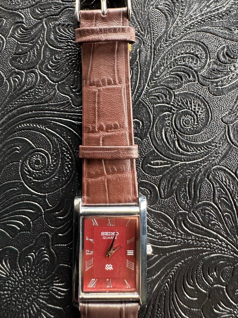 RARE RED DIAL Vintage Seiko Slim Men's Wrist Watch – New Battery ...