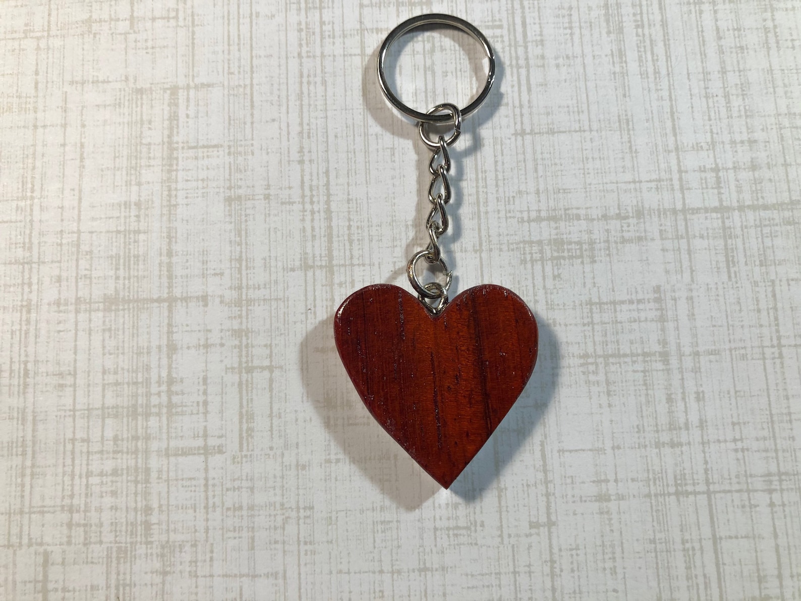 Llavero del corazón llavero del corazón de madera hecho a | Etsy