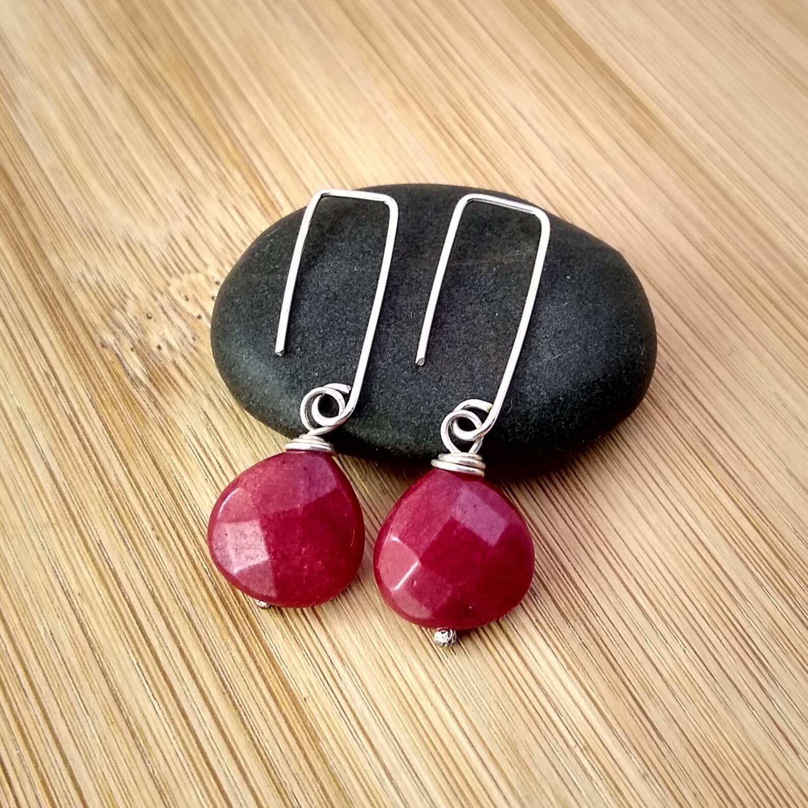 Pendientes de piedras preciosas rojas. Briolettes de jade teñido ...