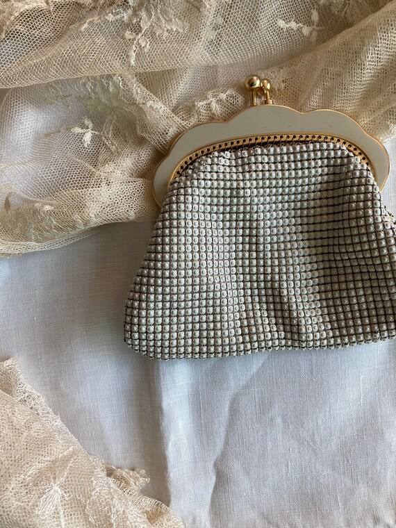1960s Enameled White Daisy Gold Mesh Change Purse by … - Gem