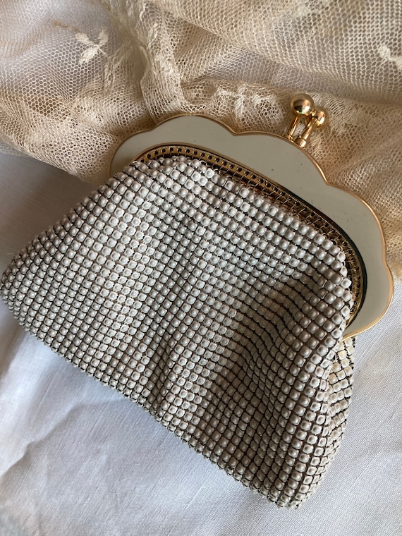 1960s Enameled White Daisy Gold Mesh Change Purse by … - Gem