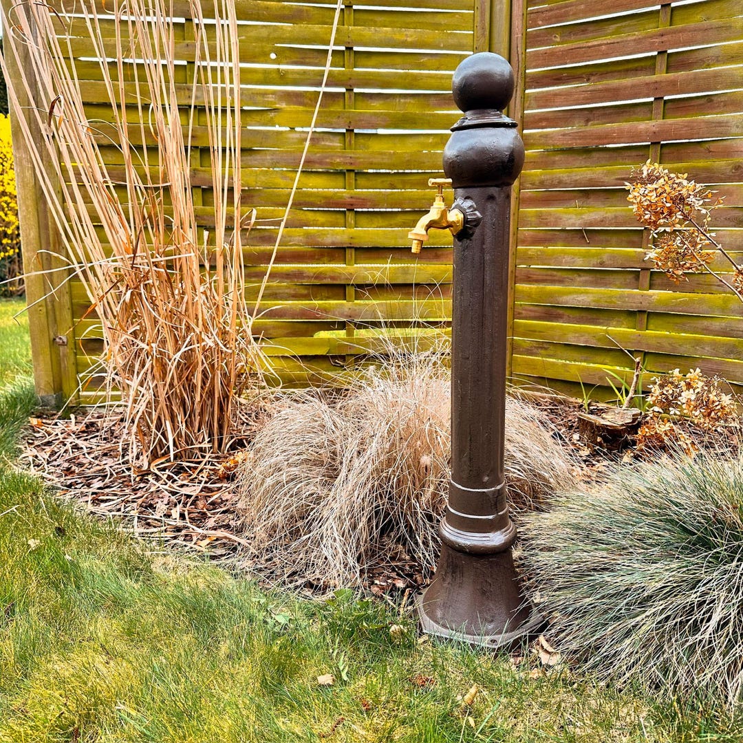 Elegant Outdoor Garden Hydrant: Decorative Water Column With Classic ...