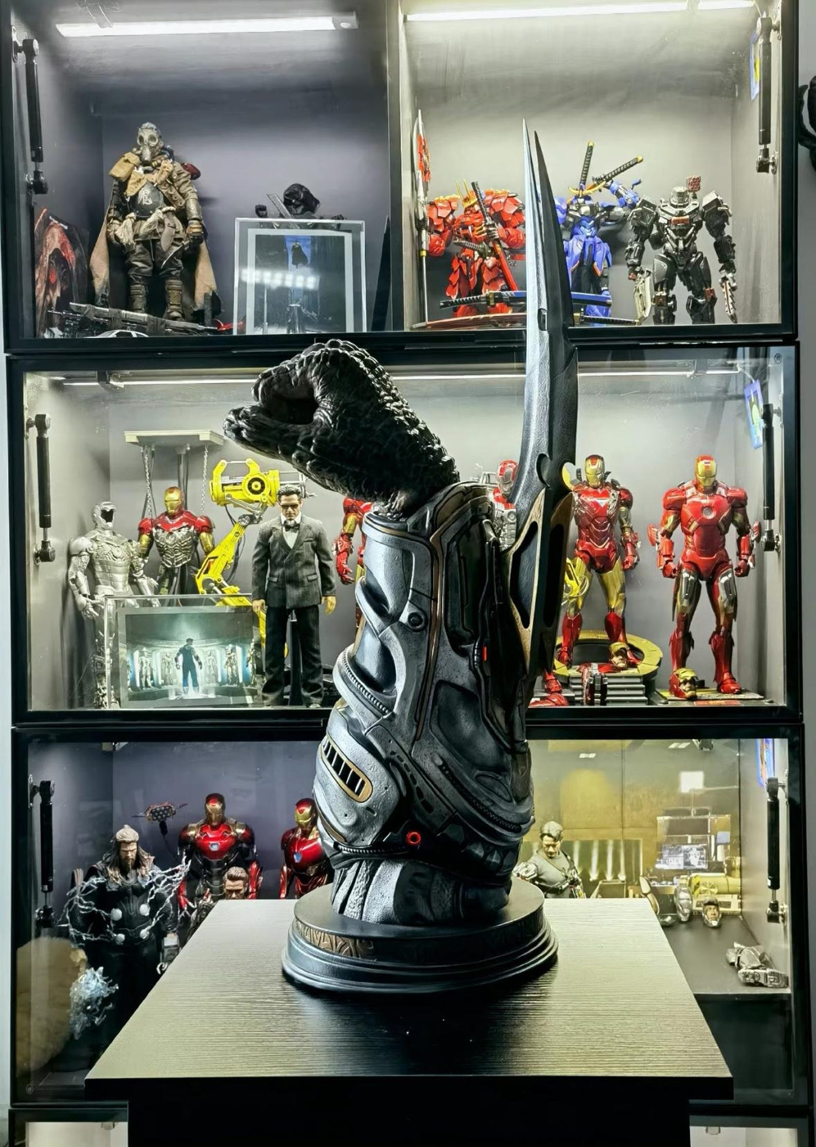 Predator Arm Wrist Blade Statue - Handcrafted & Painted, Finished Model ...