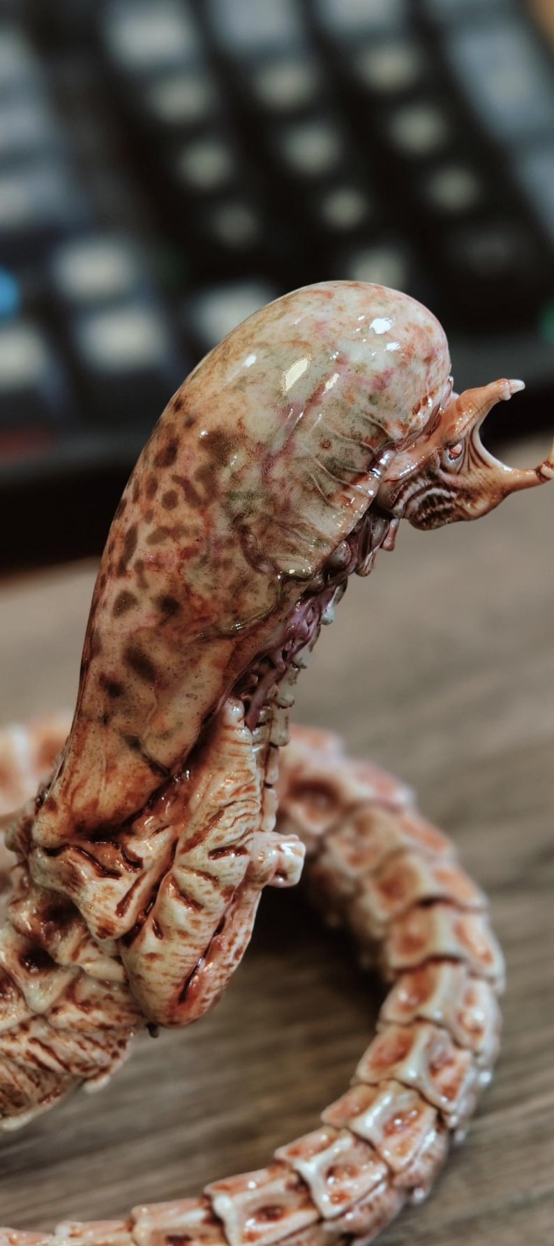 Estatua de resina de Alien Chestburster – 10,5 × 10,5 cm, pintada a mano, coleccionable de ...