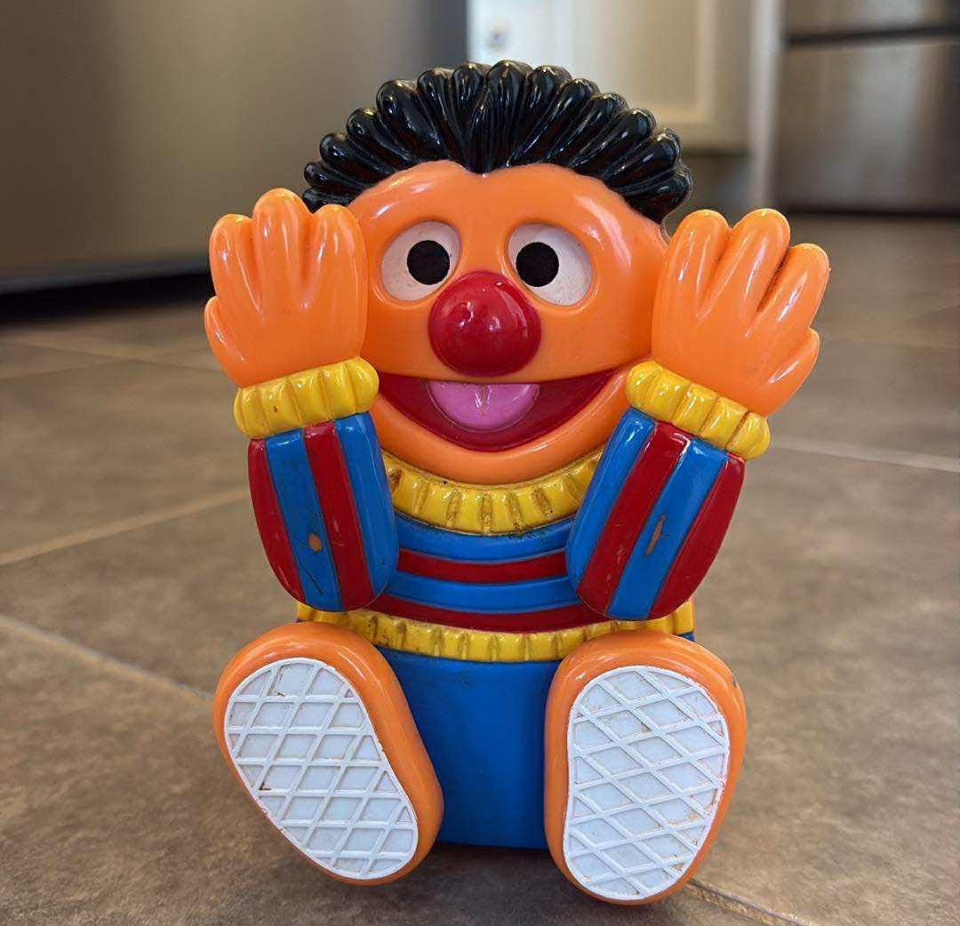 Vintage Sesame Street ERNIE Peek A Boo Musical Wind up Muppets Toy ...