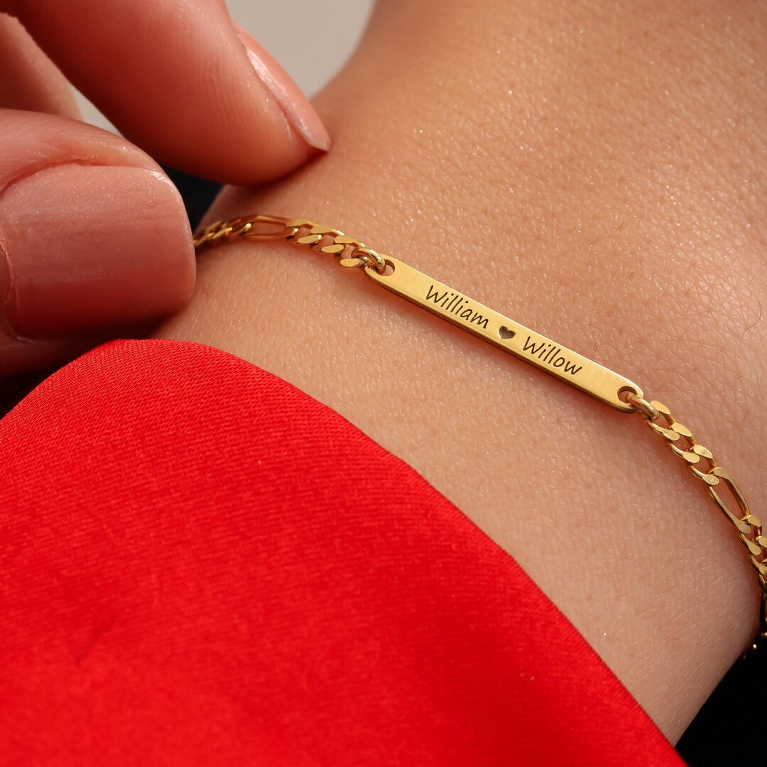 14K Gold Bar Name Bracelet, Engraved Bar Bracelet With Figaro Chain ...