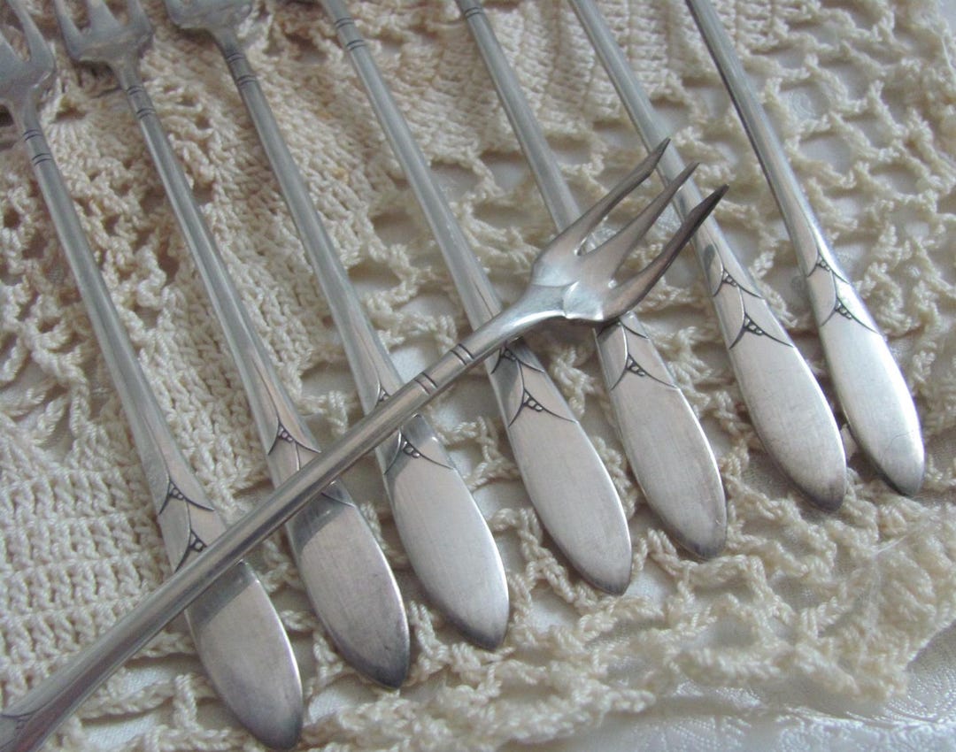 Lady Hamilton Pattern // Set of 8 Silver Plate Crab Seafood Shellfish Cocktail Olive Forks ...