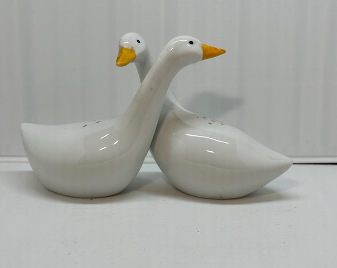 Vintage Avon Hugging Geese / Swan / Duck Ceramic Salt & Pepper Shakers ...