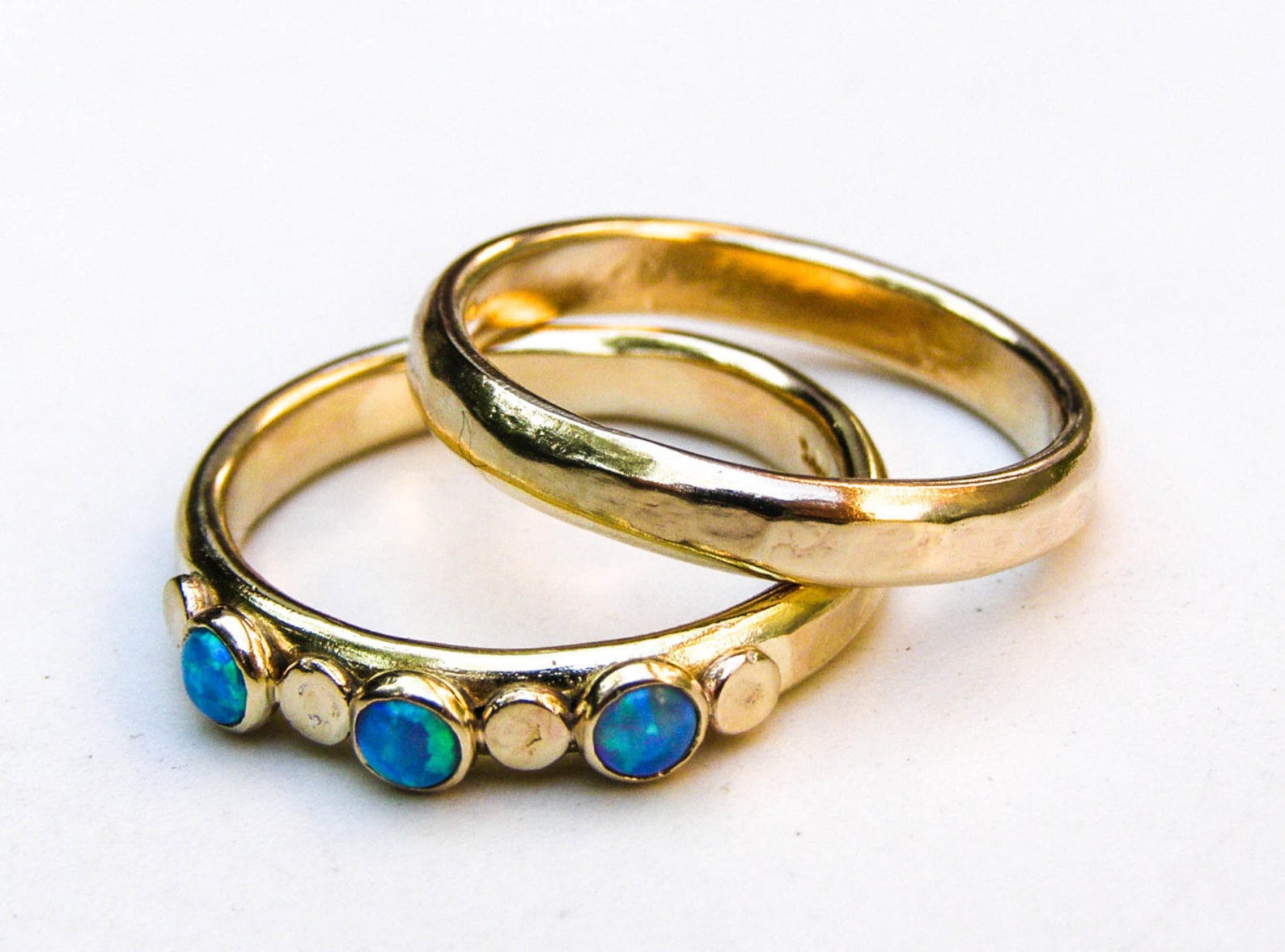 Solid Gold Bands 2.5mm 14k Solid Gold Wedding Ring hand - Etsy