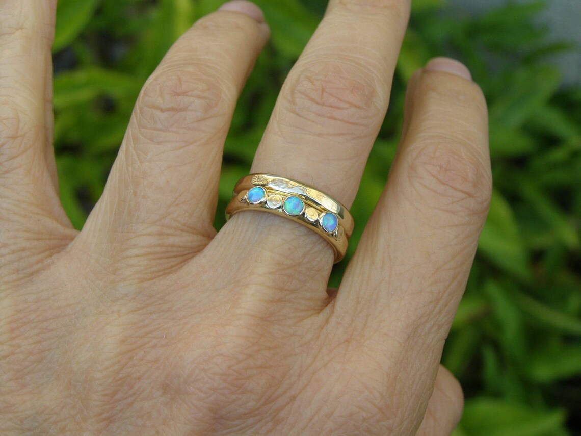 Solid Gold Bands 2.5mm 14k Solid Gold Wedding Ring hand - Etsy