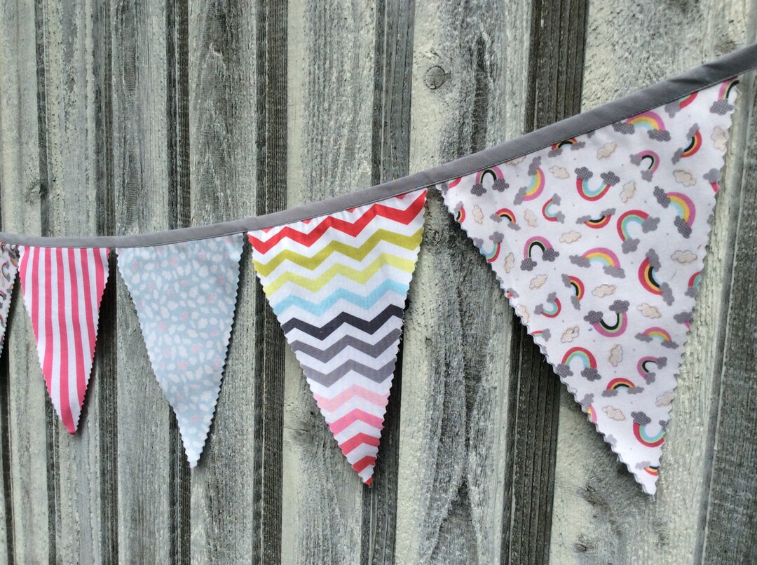 Banderas de banderines de tela Arco iris, nubes, rayas de color rosa ...