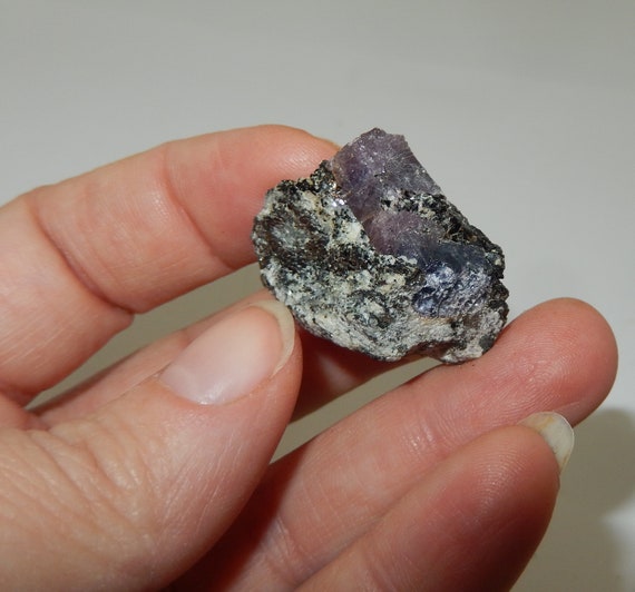 Sapphire/ruby corundum in schist matrix | Etsy