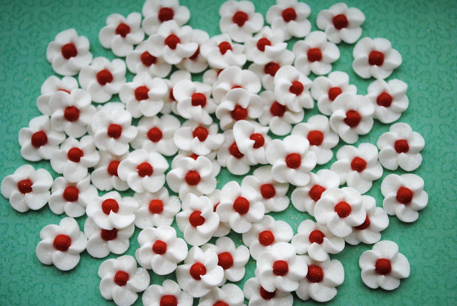 50 Handmade White Royal Icing Drop Flowers with red sugar | Etsy