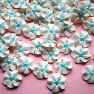 Royal Icing Flowers- Drop Style in White With Baby Blue Sugar Pearl ...