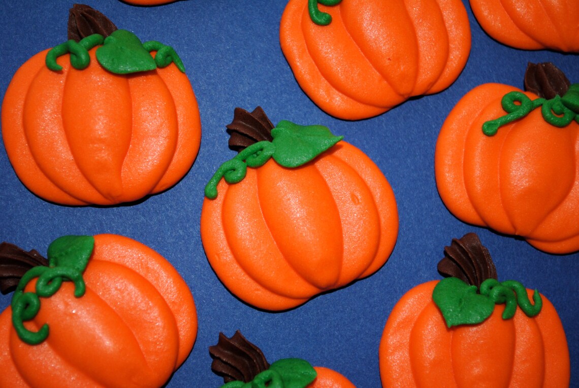 Royal Icing Pumpkins- Cupcake Topper- Handmade to Order- (12) - Etsy