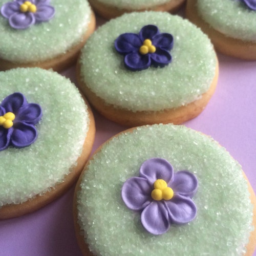 Edible Violets Made From Royal Icing in 3 Shades of Violet - Etsy