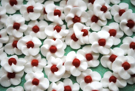 50 Handmade White Royal Icing Drop Flowers with red sugar | Etsy