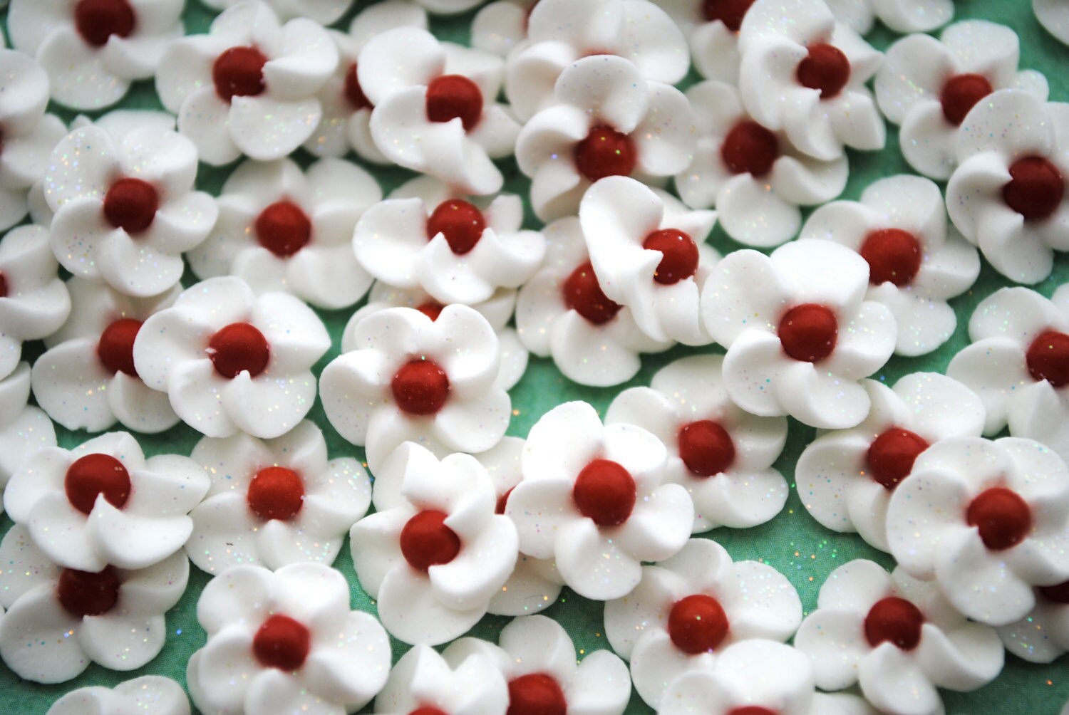 50 Handmade White Royal Icing Drop Flowers with red sugar | Etsy