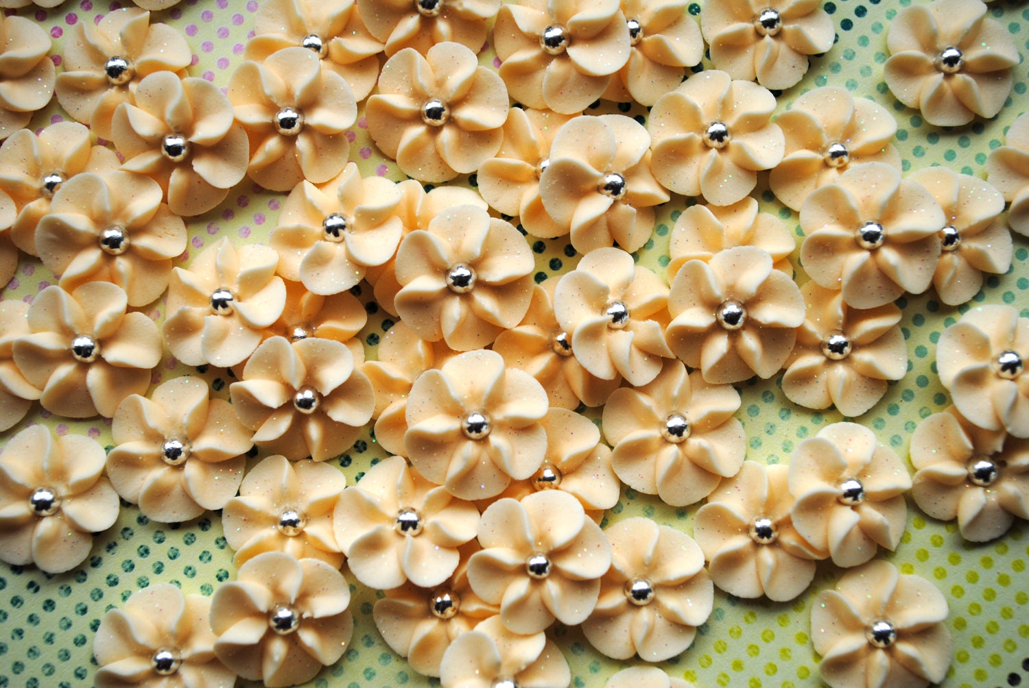 Royal Icing Flowers in Ivory 3/4 inch flowers with sparkles | Etsy