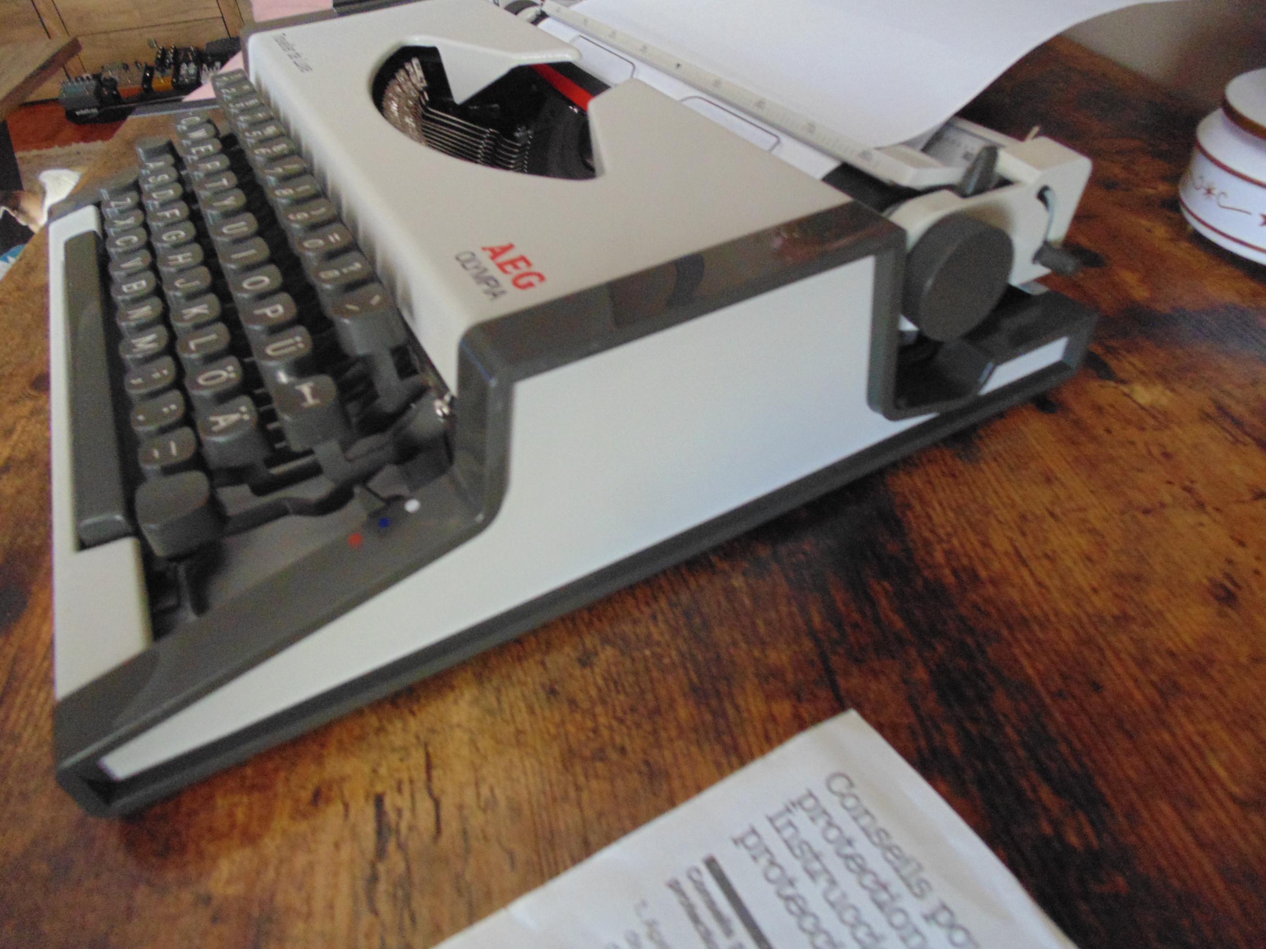 Vintage Typewriter Olympia-aeg Traveller De Luxe - Etsy